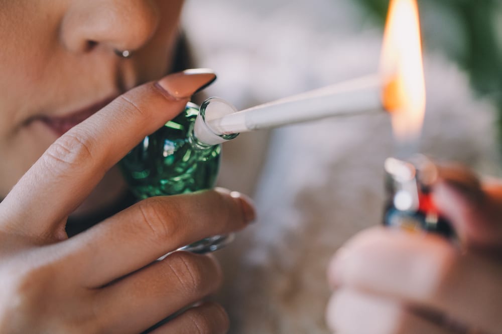 Bubbler Pipe: What Is a Bubbler Pipe and How Do You Use It? | Leafbuyer